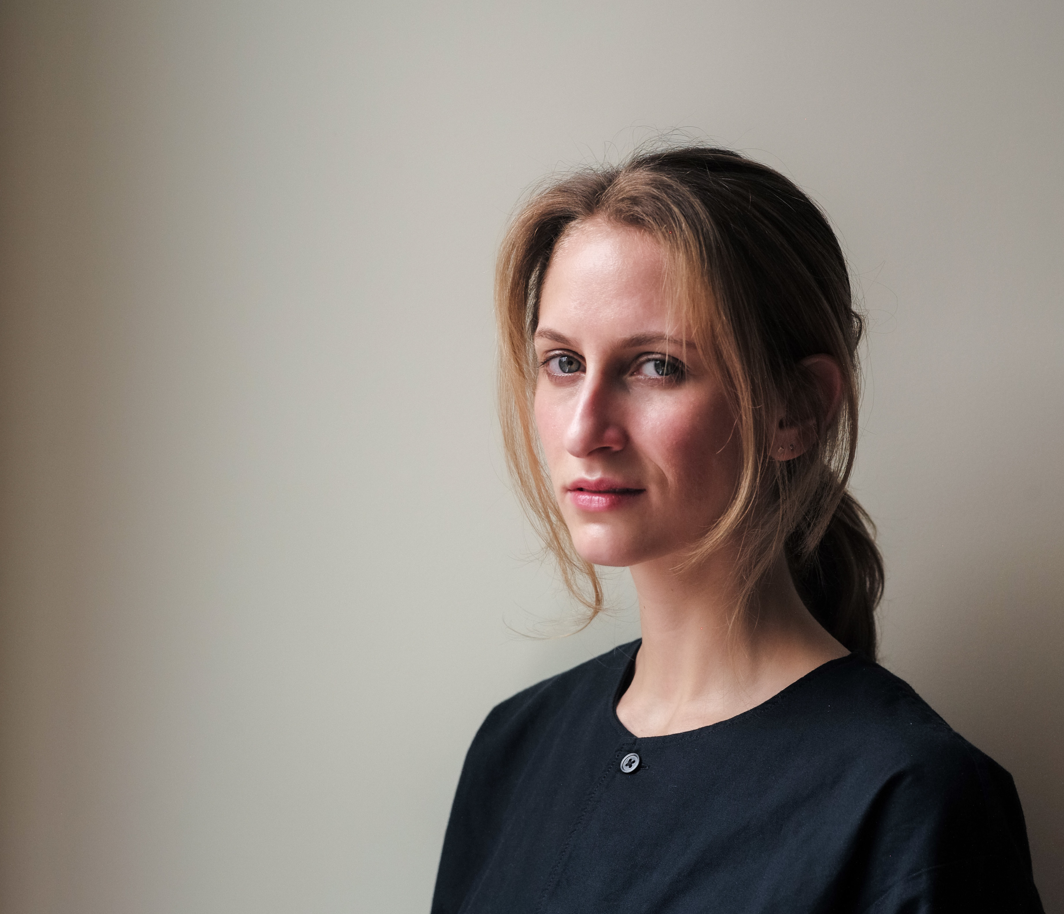 Zoë Hitzig: «La gente acude a la poesía cuando las cosas se ponen ...